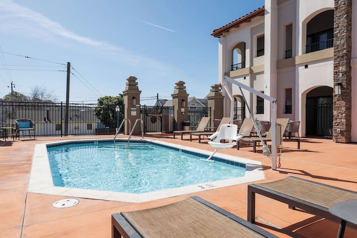 King | Laquinta Santa Cruz | Boardwalk Walks - Santa Cruz, CA