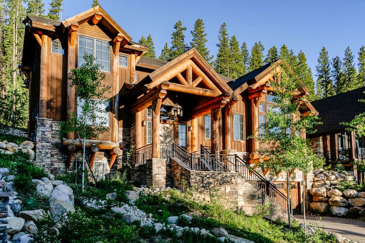Bridger's Cache Ski Lodge | Sleeps 18 & Hot Tub - Winter Park, CO