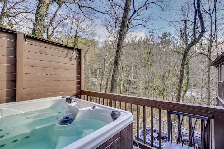 Private Hot Tub! Hillside Smokies Base Camp - Townsend, TN