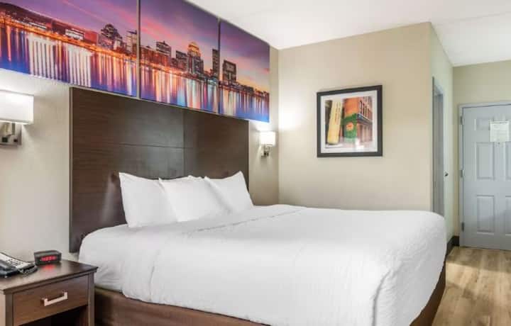 Pleasant Stay Near Skyview Park | Free Breakfast - Louisville, KY