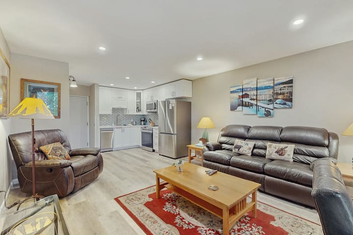 Woodsy Condo Near Skiing With Beach Access, Pool, - South Lake Tahoe, CA