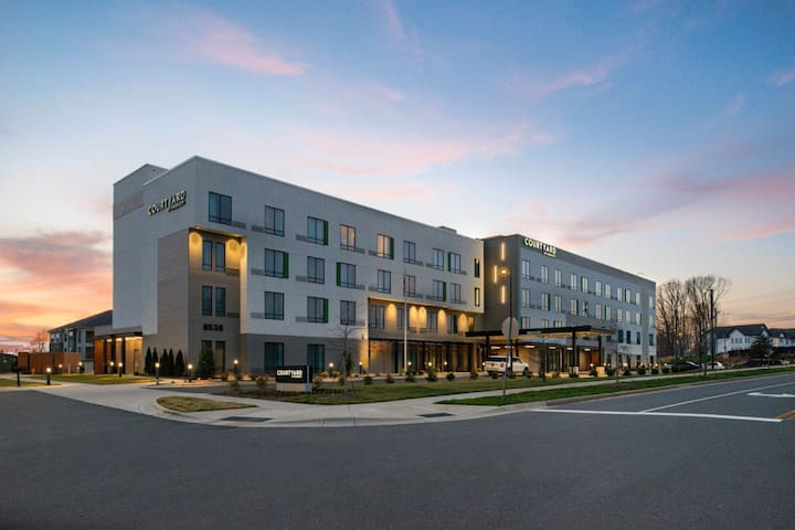 Next To Charlotte Premium Outlets + Pool & Gym - Charlotte, NC