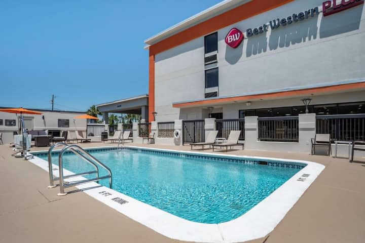 Close To Downtown Panama City + Free Breakfast - Panama City, FL