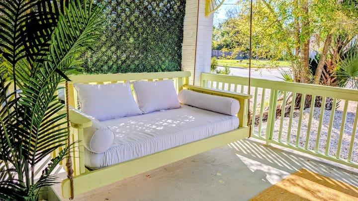 Miss Corby’s Porch Swing | Historic St. Andrews - 패너마시티