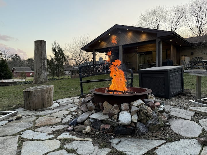 Lake Michigan Getaway + Covered Patio + Game Room - Benton Harbor