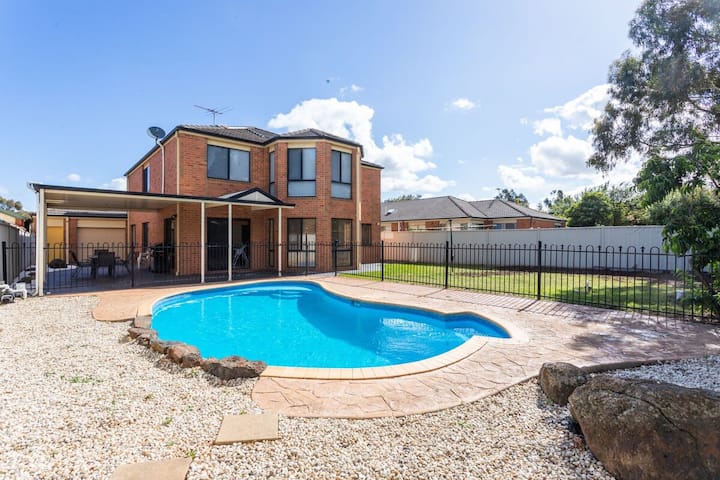 Spacious 4-br Family Retreat With Pool @ Tarneit - Werribee