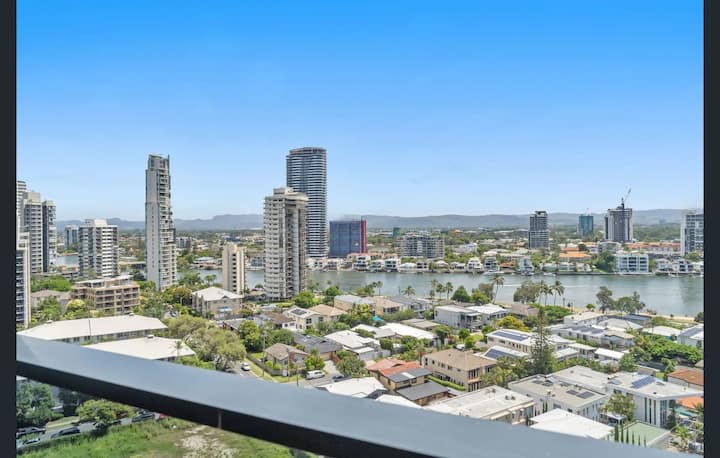 Water View Spacious 1 Br Apartment Close To Beach - Surfers Paradise