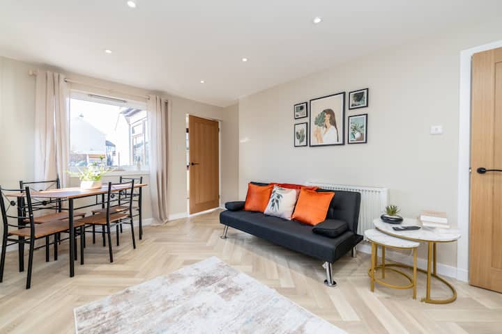 Freeparking|sleeps 5|2 Bedrooms |Freshly Renovated - Moray
