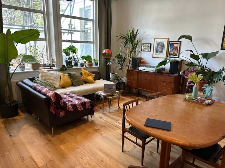 Chic Victorian Garden Flat | Cinema Projector - Southbourne