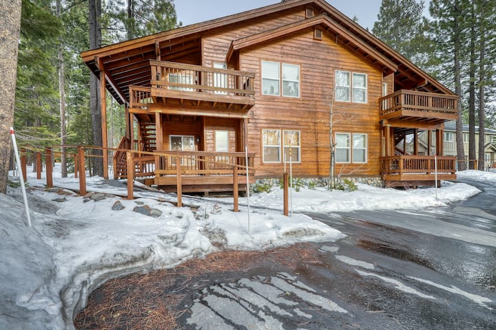 Modern Retreat With Wooden Touches, Shared Hot Tub - Truckee, CA