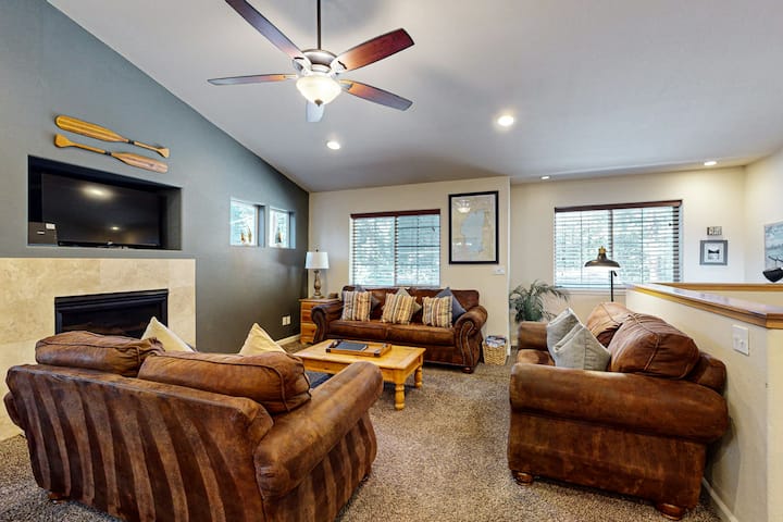 Stunning 3br | Hot Tub | Fireplace | Balcony - North Lake Tahoe, CA