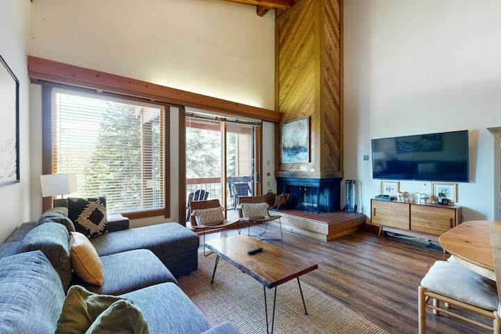 Sophisticated 2br Mountainview | Balcony | Pool - Lake Tahoe