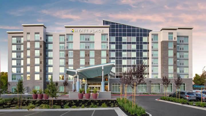 Stay Near Sjc | Shuttle. Pool. Gym. Free Breakfast - San José, CA