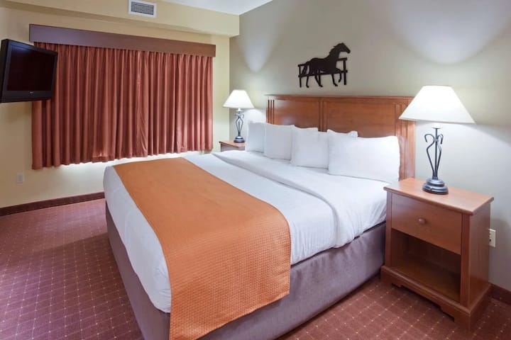 Wyndham Fargo | King Room | Campus Access - Fargo, ND