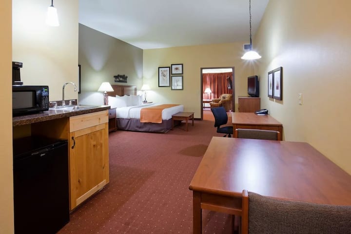 1br Deluxe King | Wyndham Fargo | Suite Retreat - North Dakota