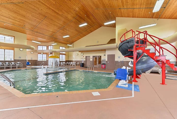 Wyndham Fargo | 2br Family | Waterslide Play - Fargo, ND