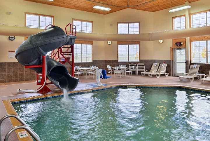 2br King/queen | Wyndham Fargo | Waterslide Fun - Fargo, ND