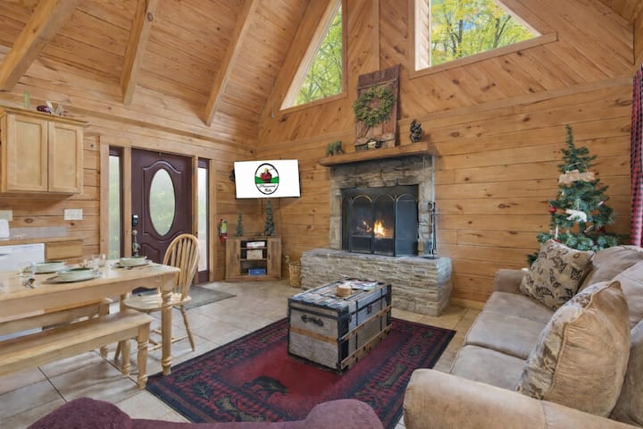 Hot Tub Log Cabin • Near Thunder Ridge • Sleeps 6 - Omaha, AR