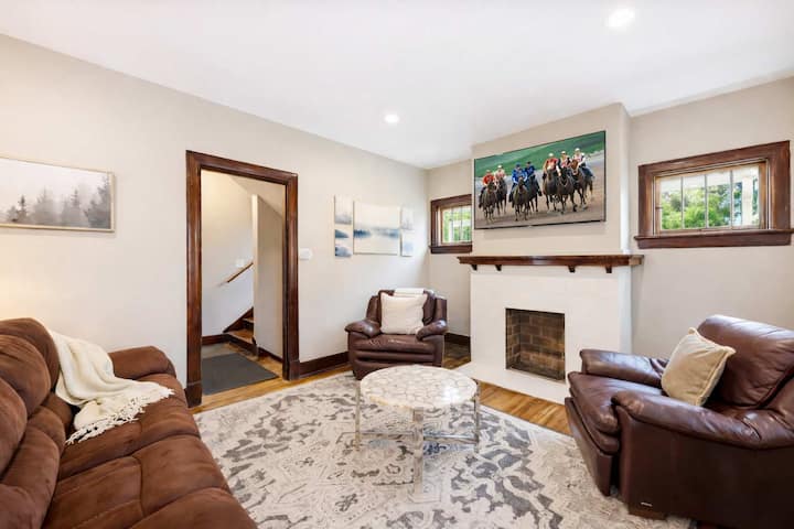 Spacious Louisville Retreat W/ Pingpong & Backyard - Louisville, KY
