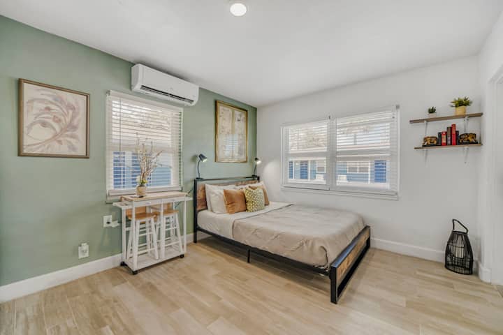 Modern Studio W/ Wifi | Near Arts District + River - Melbourne, FL