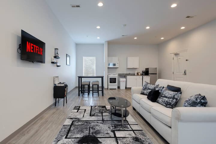 Sleeps 15 Guests | Walk To The Best East - Nashville, TN