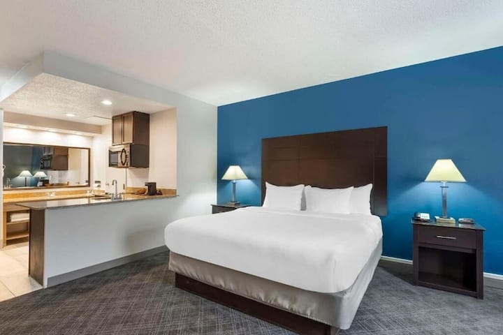 Comfortable Unit W/ Free Hot Breakfast - Barrington, IL