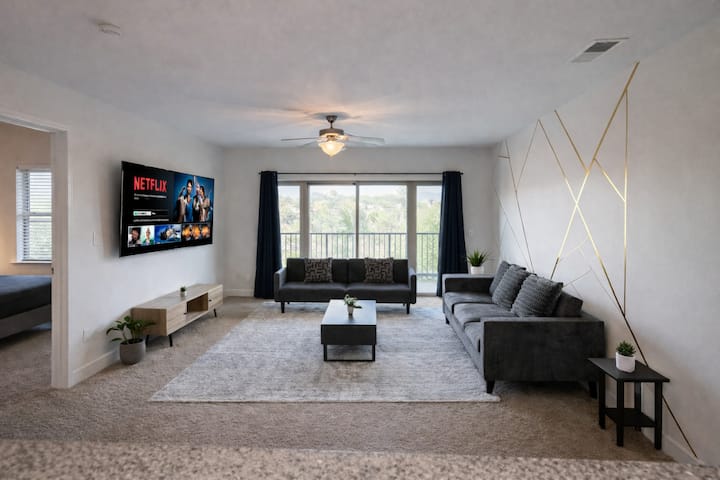 Designer Uab Condo | King Bed | Balcony View - Birmingham, AL
