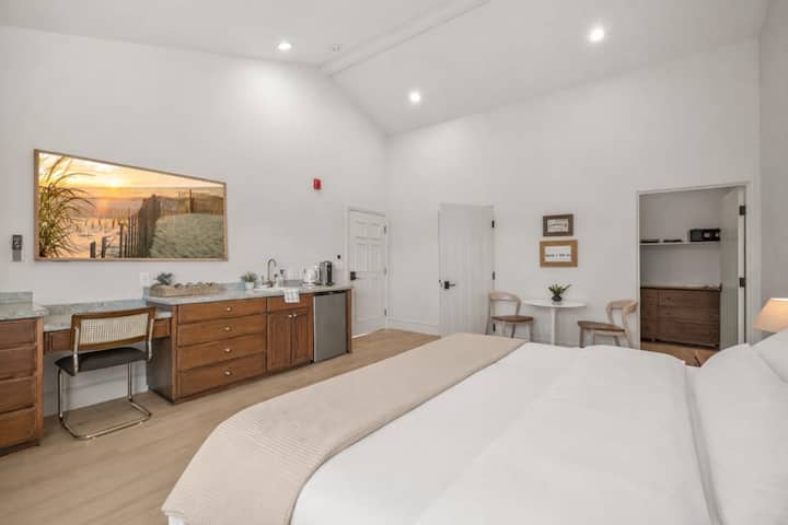 Bella Notte By The Beach Studio 10 - Santa Cruz, CA