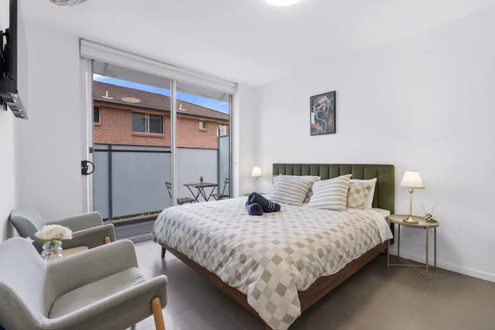 Stylish Studio | Balcony | 12 Mins Walk To Train - Strathfield