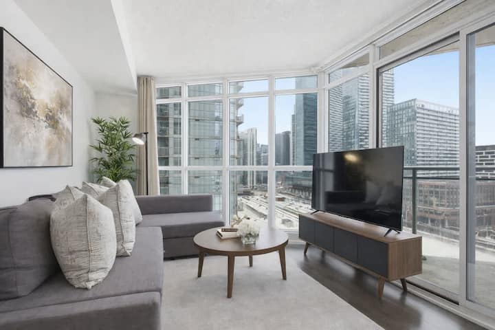 Modern Downtown Condo In A Prime Toronto Location - Toronto, ON