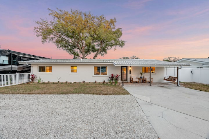 Tree House + Outdoor Dining | Aloha Skies - Sarasota, FL