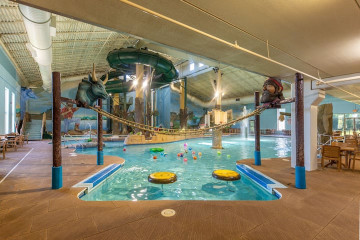 2 Queen Patio | The Lodge | Water Park Fun - Brainerd, MN