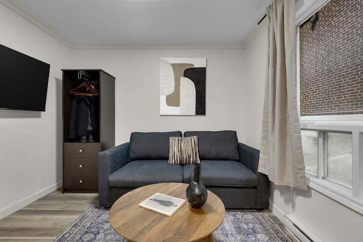 Maison De Paris | 1br Suite W/ Sofa Bed & Kitchen - Montreal