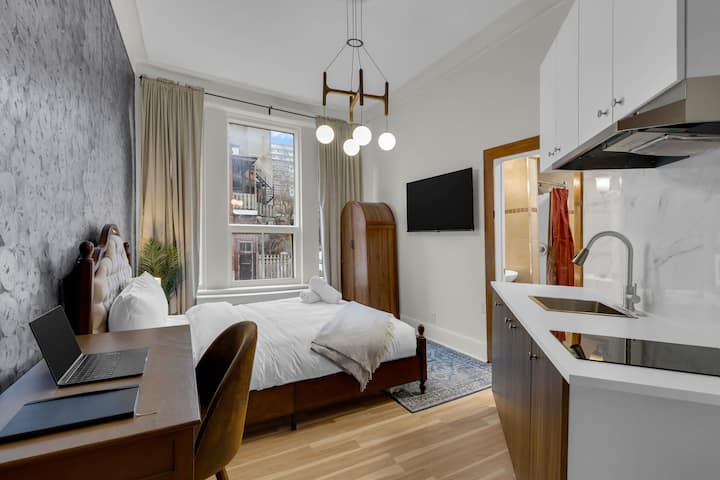 Maison De Paris | Studio W/ Kitchen | Queen Bed | - モントリオール
