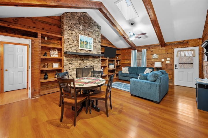 Secluded Townsend Cabin | Porch | Near River - Townsend, TN