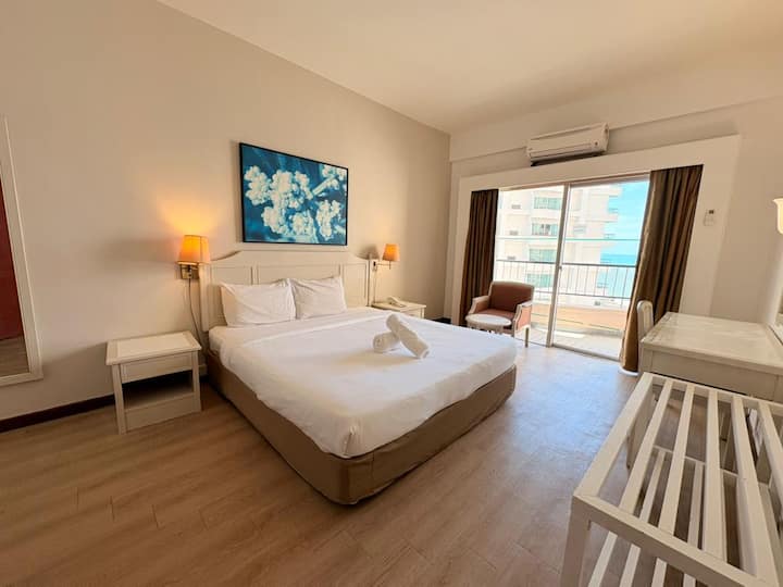 Breezy Balcony With Private Beach| 1br Classic #19 - Tanjung Bungah