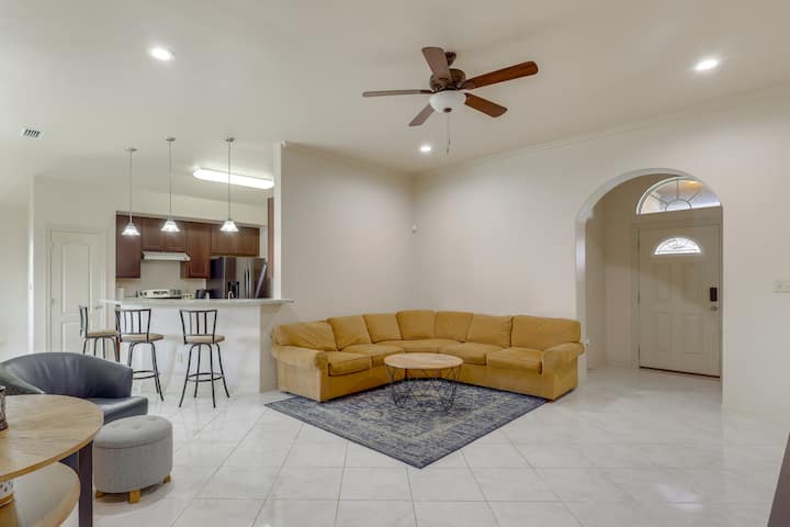 Easy Living In Brownsville! Home Near Med Center - La Paloma, TX
