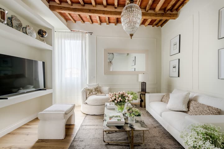 Lucca Center Home With Parking & Balcony - Lucca