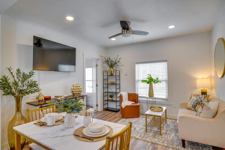 Gateway To Downtown Tacoma! Sleek Couple's Condo - Tacoma, WA