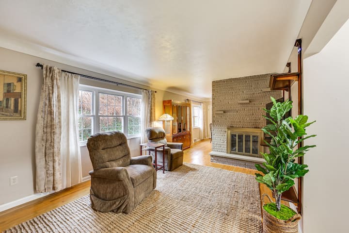 Family Friendly! Turtle Creek Escape W/ Ping-pong - Monroeville, PA