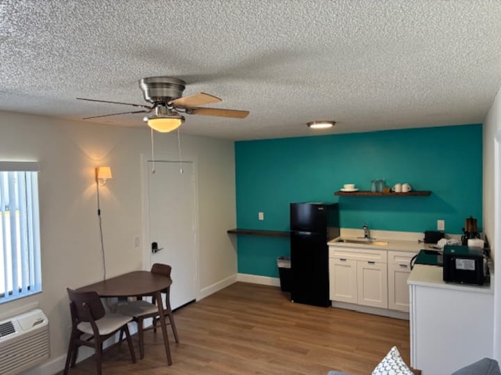 Sea Breeze Inn - 2 Full Beds - New Smyrna Beach, FL