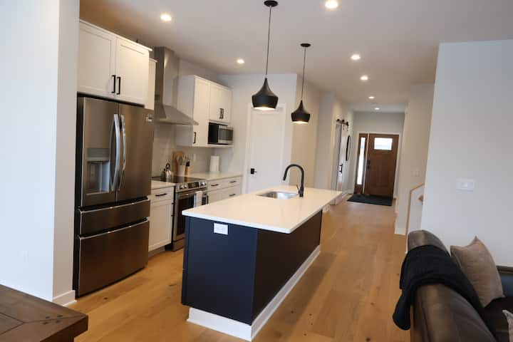 Walk To Lake George Village- Modern Condo - Lake George, NY