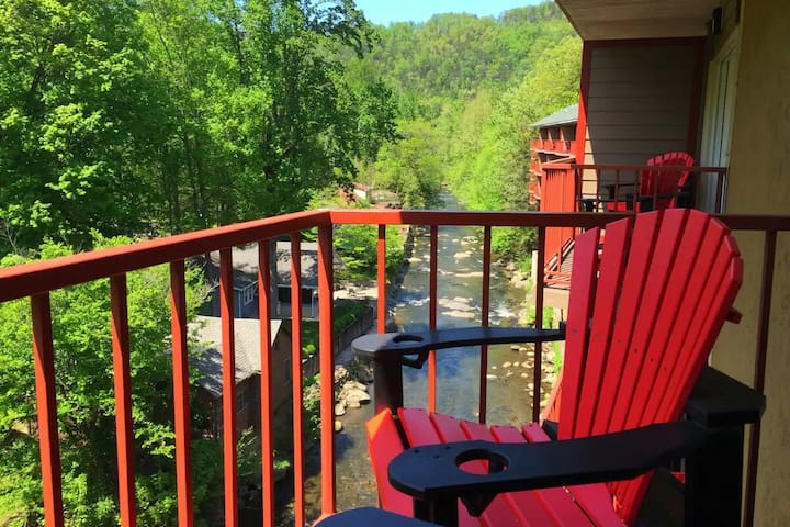 Wyndham Gatlinburg | 2 Queen River | Riverside Fun - Gatlinburg, TN