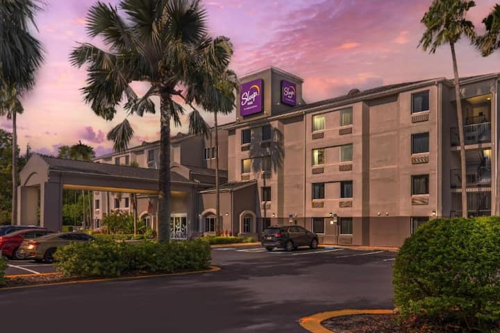 Close To Busch Gardens + Free Breakfast & Parking - Tampa, FL