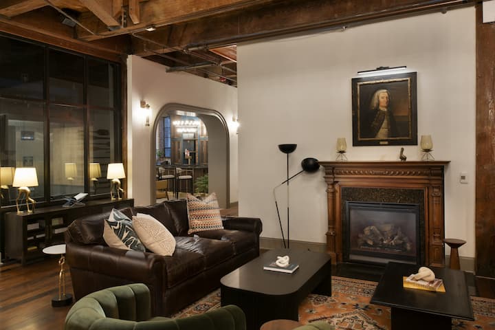 Steps From King Street + Free Breakfast & Bar - Charleston, SC