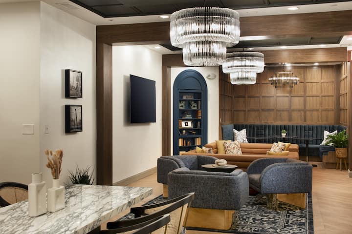 Loft Suite + Free Breakfast & Rooftop Garden - Charleston, SC