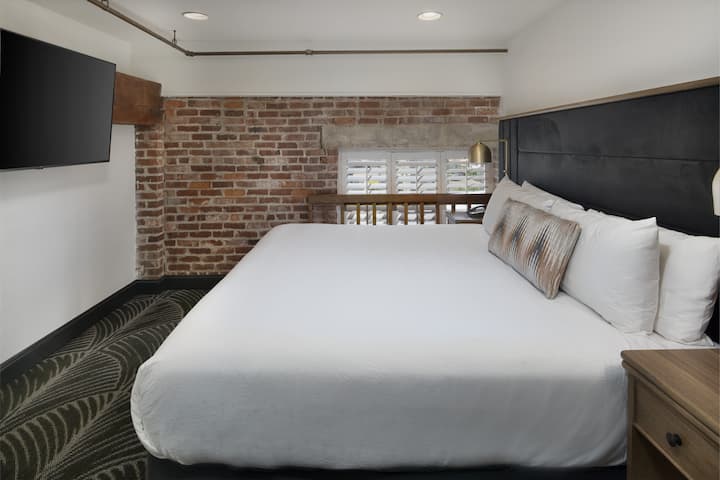 Loft Suite + Free Breakfast & Rooftop Garden - Charleston, SC
