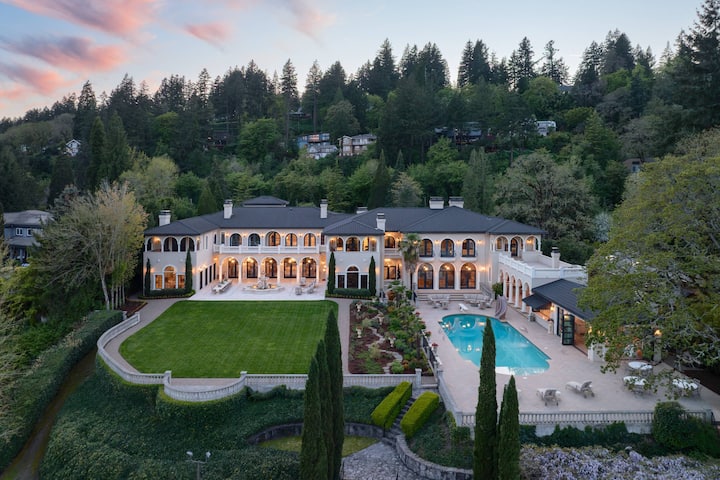 Palais De Leon - Ultra Luxury Riverfront Estate - Wilsonville, OR