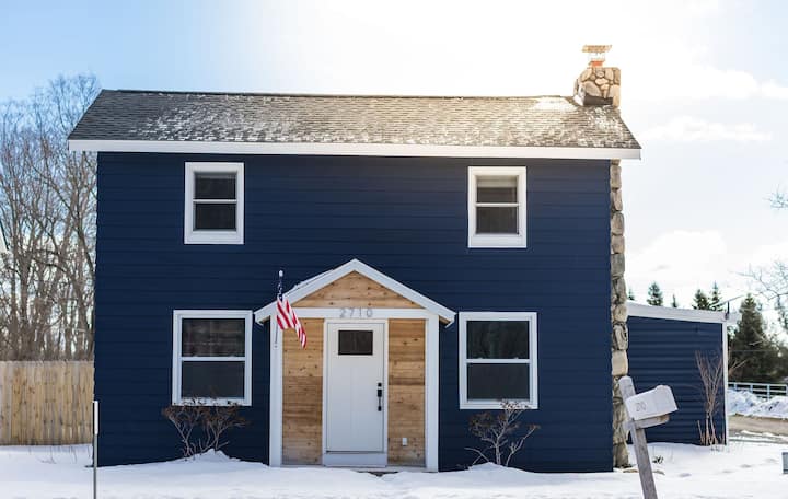 Torch Lake Luxe 3br W/ Hot Tub + Fire Pit - Torch Lake, MI
