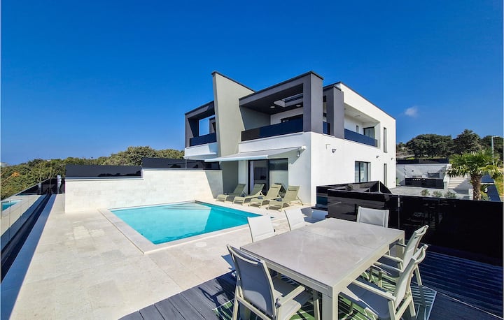 Lovely Home In Mandre - Pag